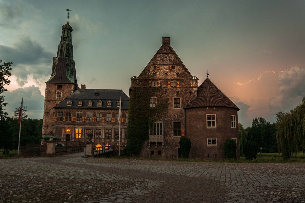 Schloß Raesfeld Foto & Bild | gewitter, architektur, schloß Bilder auf ...