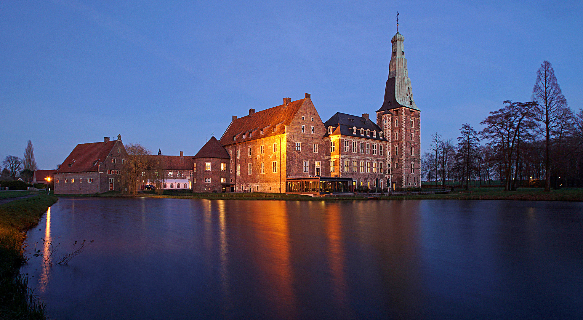 Schloss Raesfeld... Foto & Bild | architektur, blaue stunde, nrw Bilder ...