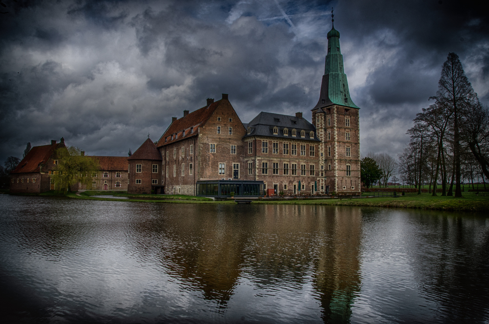 Schloss Raesfeld vor Gewitter 2 Foto & Bild | architektur ...