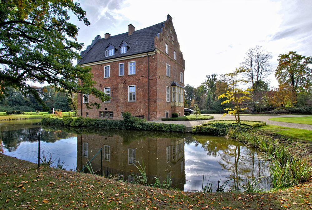 Schloss Rhede umgeben von Gräften. Foto & Bild | architektur ...