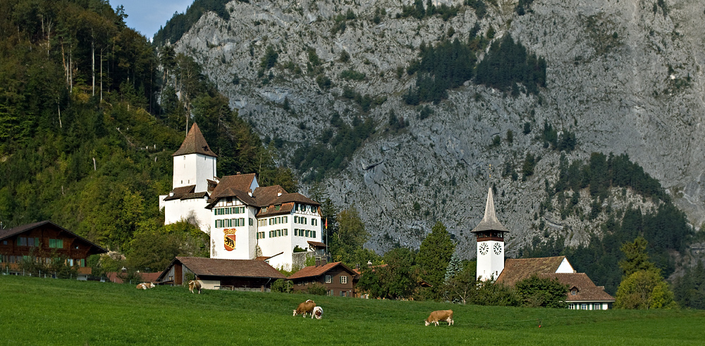 Schloss und Kirche Wimmis im Morgenlicht Foto & Bild | architektur ...