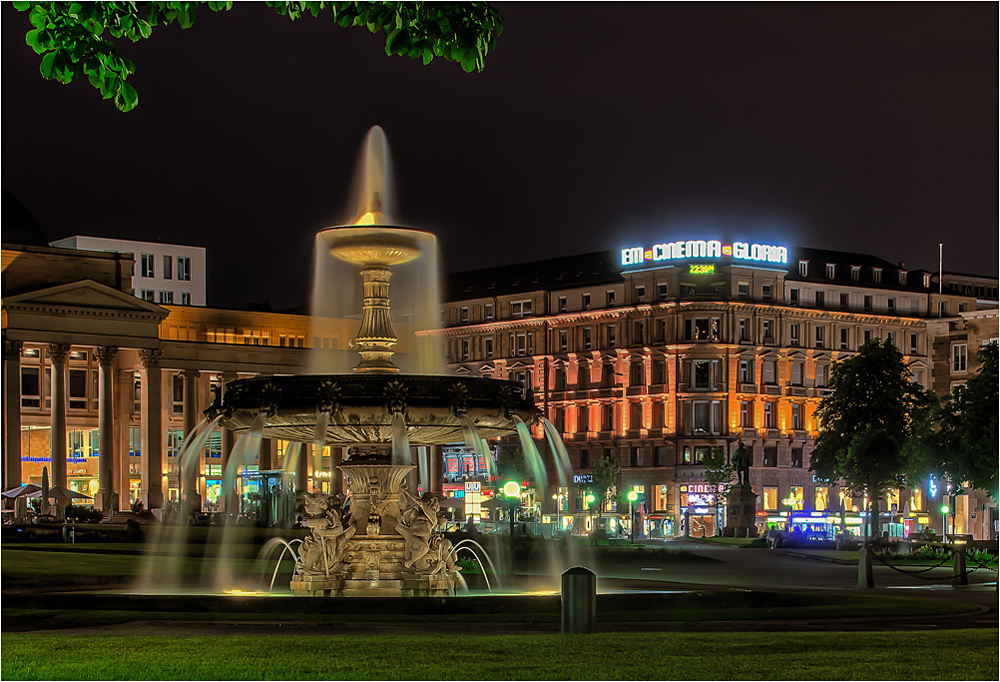 Schlossplatz (IV) Foto & Bild | architektur, architektur bei nacht ...