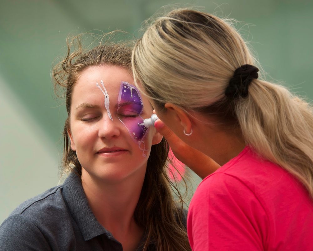 Schminken Foto & Bild | erwachsene menschen, streetfotografie mit menschen, zwei menschen Bilder ...