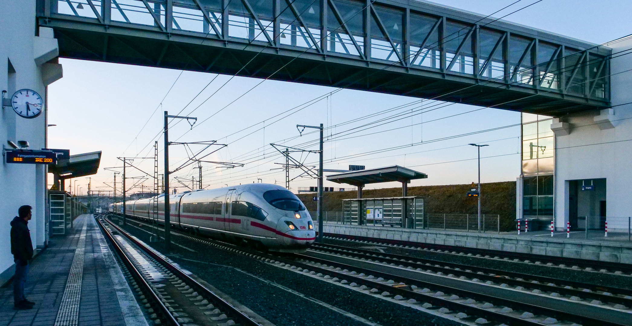 Schnelle Durchfahrt Foto & Bild | bahnhof, bahnsteig, tempo Bilder auf ...