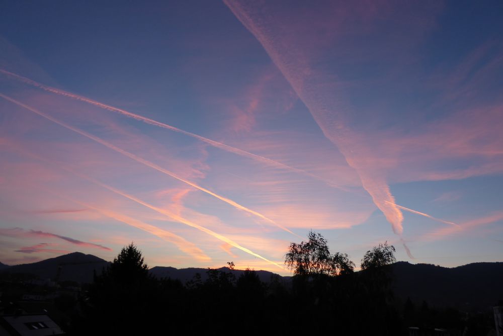 "Schöne" Kondensstreifen kurz vor Sonnenaufgang Foto & Bild | natur Bilder auf fotocommunity