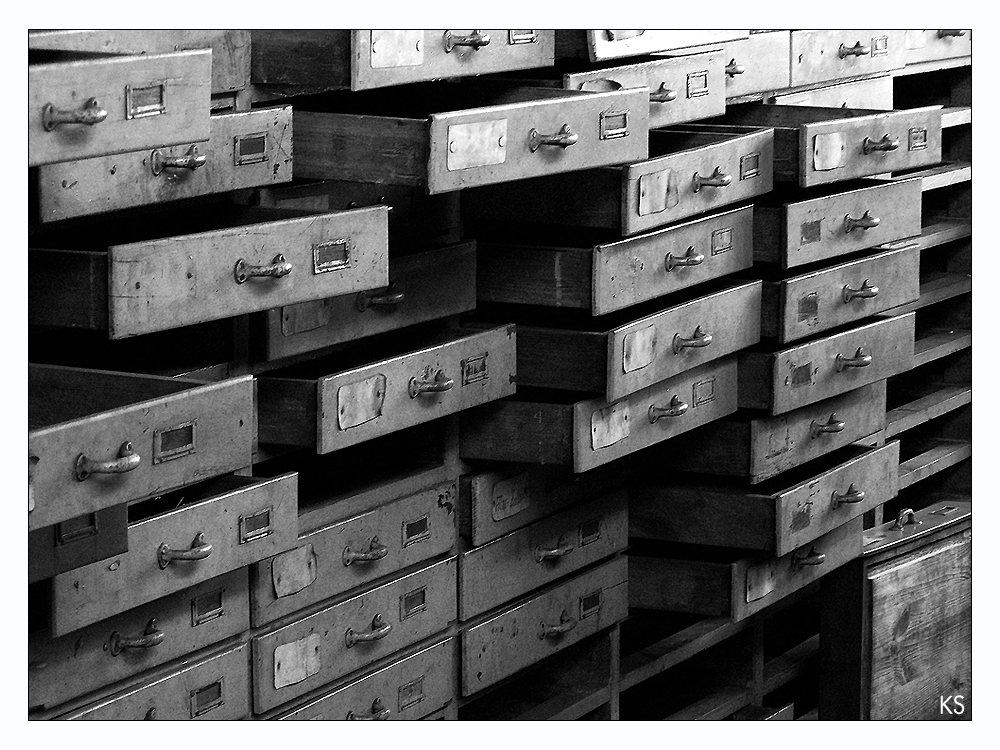 Schubladen Foto & Bild | monochrom, bearbeitungs - techniken, lost places Bilder auf fotocommunity