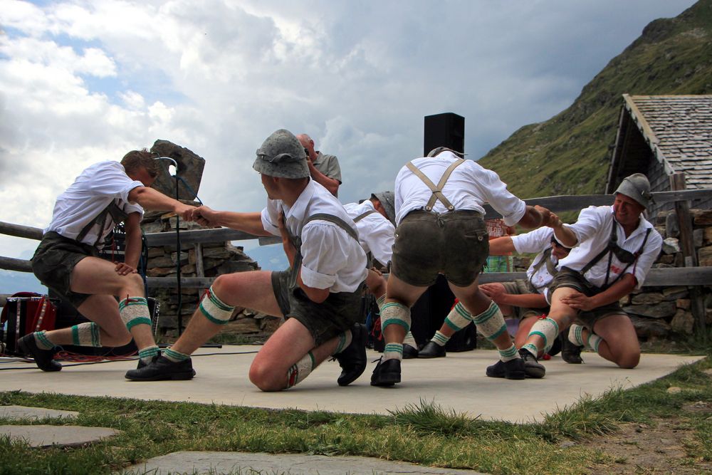 Schuhplattler Foto & Bild | erwachsene menschen, gruppen, mehrere ...