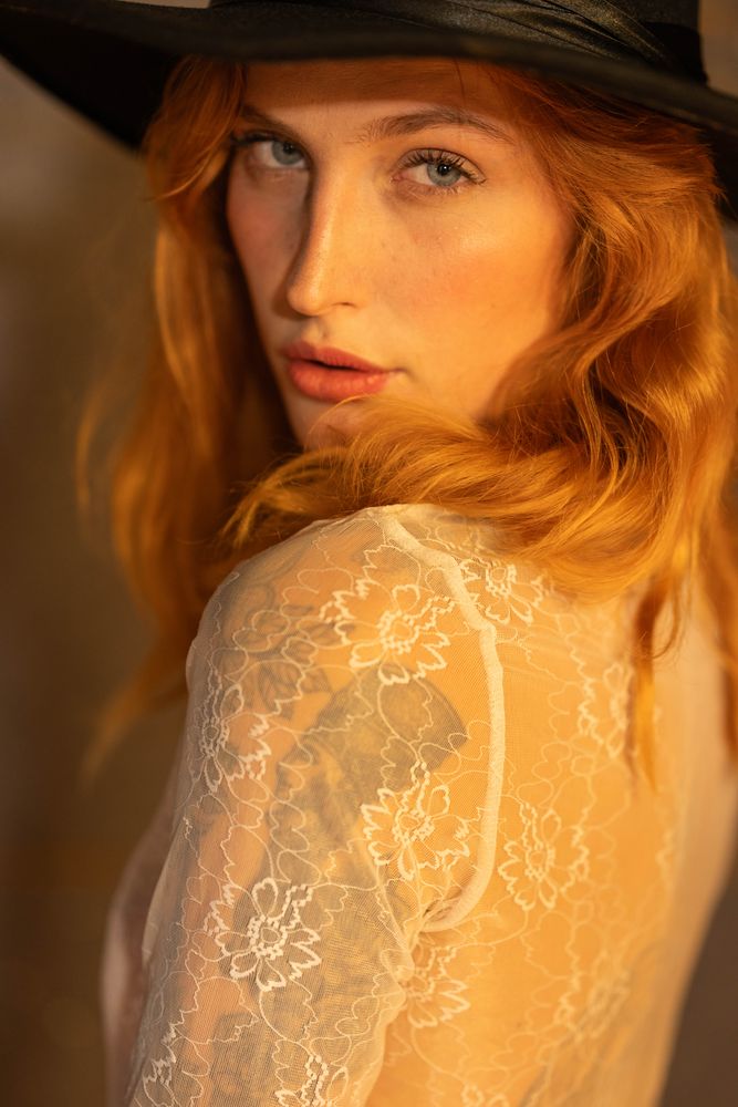 Schulterblick geht immer Foto & Bild | jugendliche, indoor, portrait Bilder auf fotocommunity