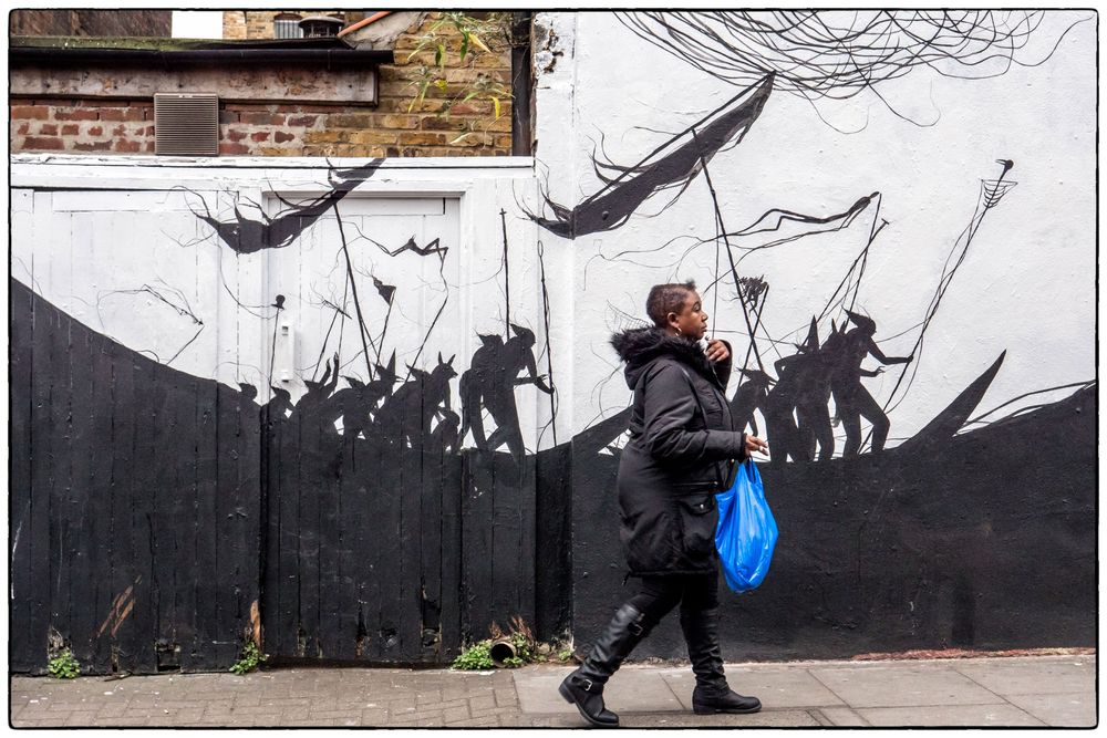 Schwarz-Weiß - und ein bißchen Blau Foto & Bild | streetart, graffiti & tags, streetfotografie ...