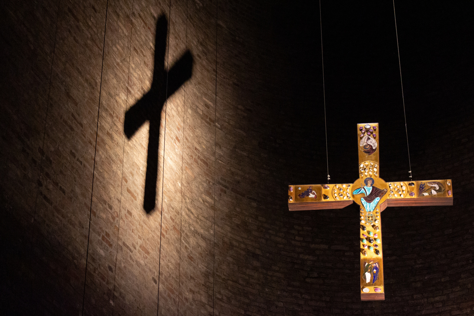 Schwebendes Kreuz Foto & Bild | architektur, sakralbauten, innenansichten kirchen Bilder auf ...