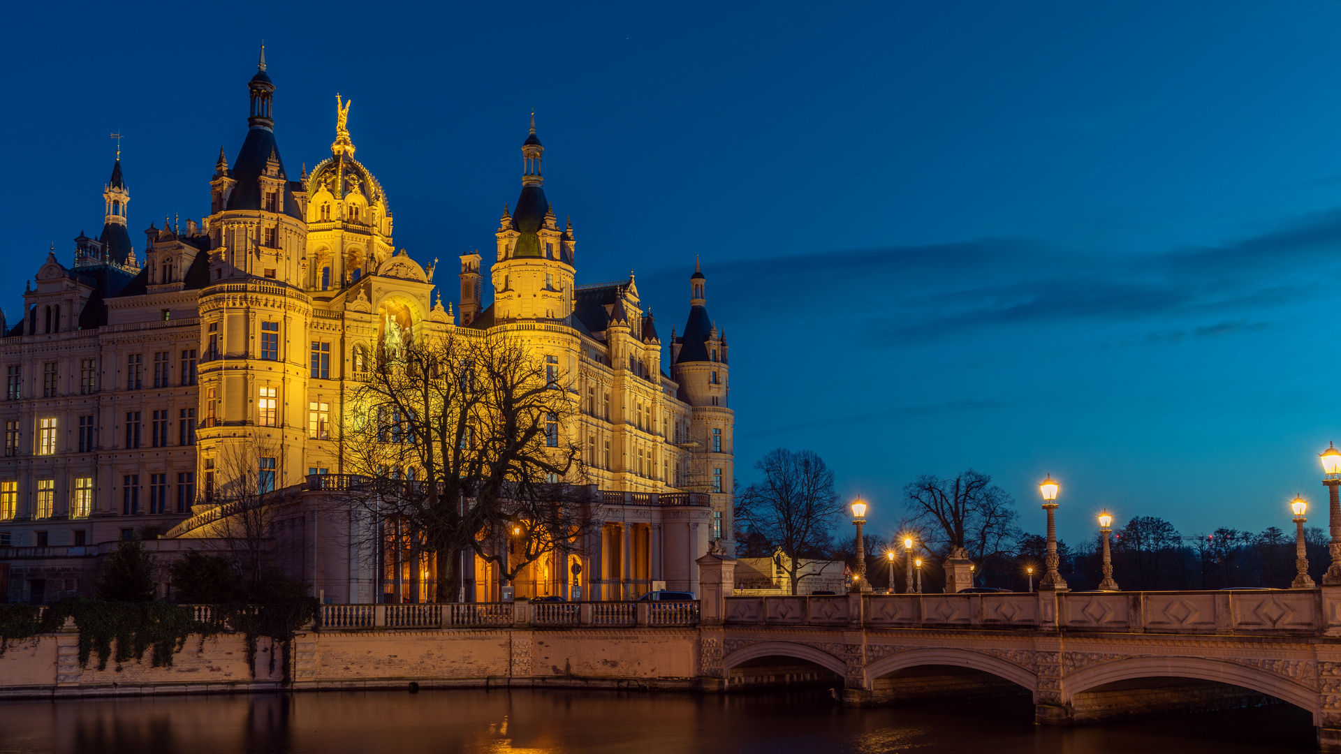 Schweriner Schloss bei Nacht Foto & Bild | deutschland, europe ...