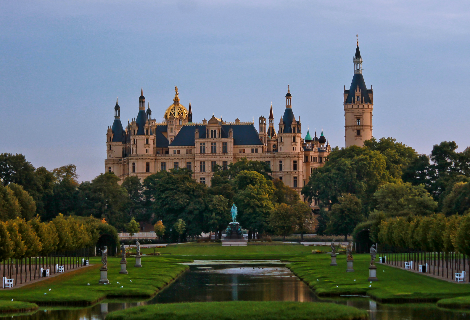 Schweriner Schloß vom Schloßpark gesehen Foto & Bild | architektur ...