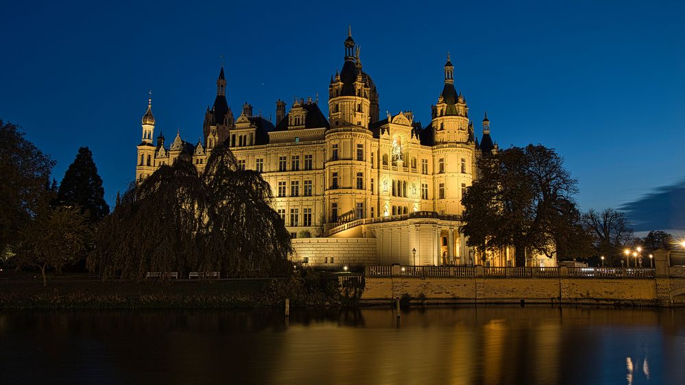 Schweriner Schloss zur blauen Stunde Foto & Bild | architektur ...