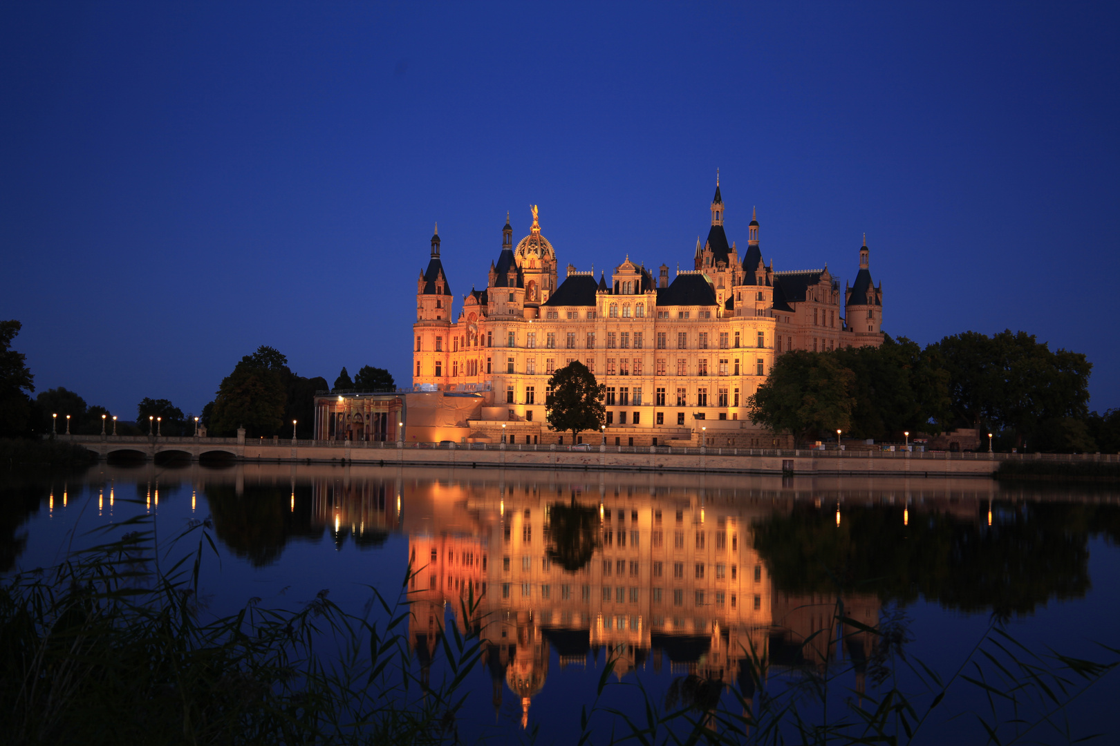 Schweriner Schoss Foto & Bild | world, nachtaufnahme, spiegelung Bilder ...