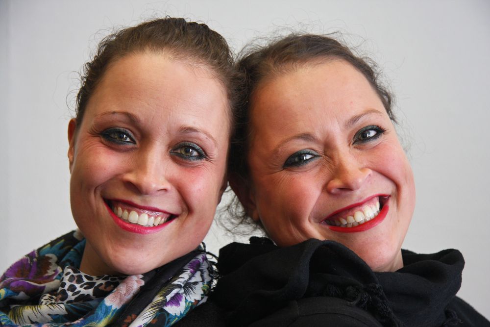 Schwesterlein komm lach mit mir! Foto & Bild | erwachsene menschen, emotionen, zwillinge & co ...