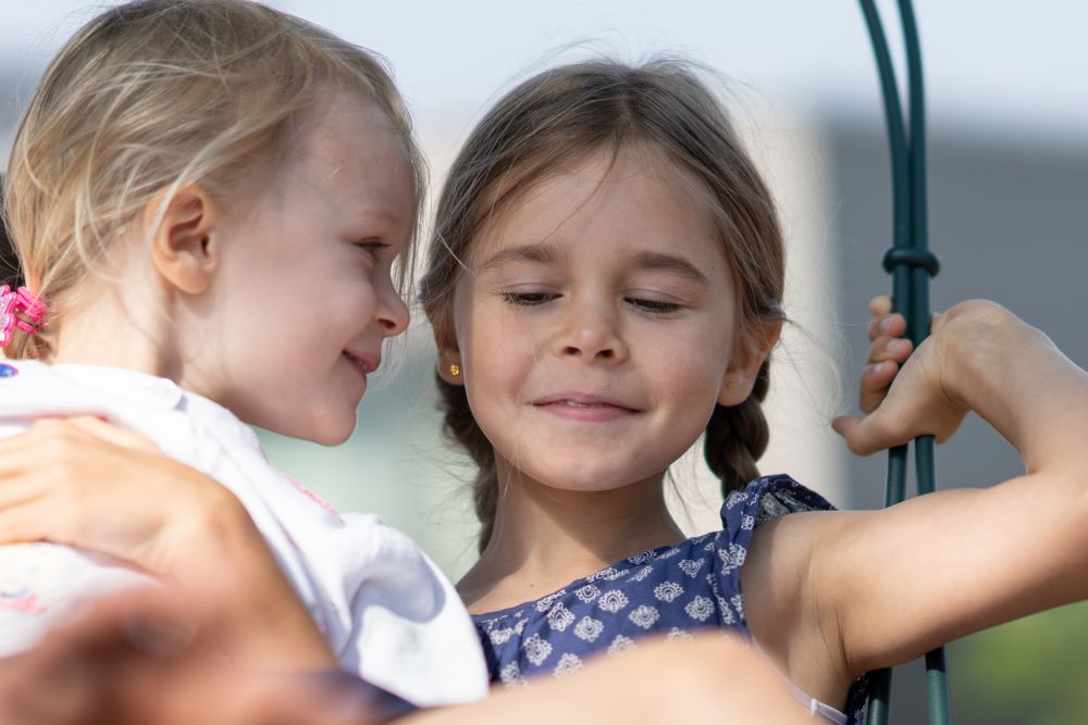 Schwestern-Glück Foto & Bild | kinder, kinder im schulalter, portrait Bilder auf fotocommunity
