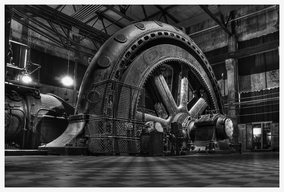 Schwungrad - Bild & Foto von -Nolyrico- aus Schwarzweißfotografie ...