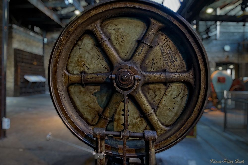 Schwungrad einer Stanze Foto & Bild | industrie und technik, technik ...