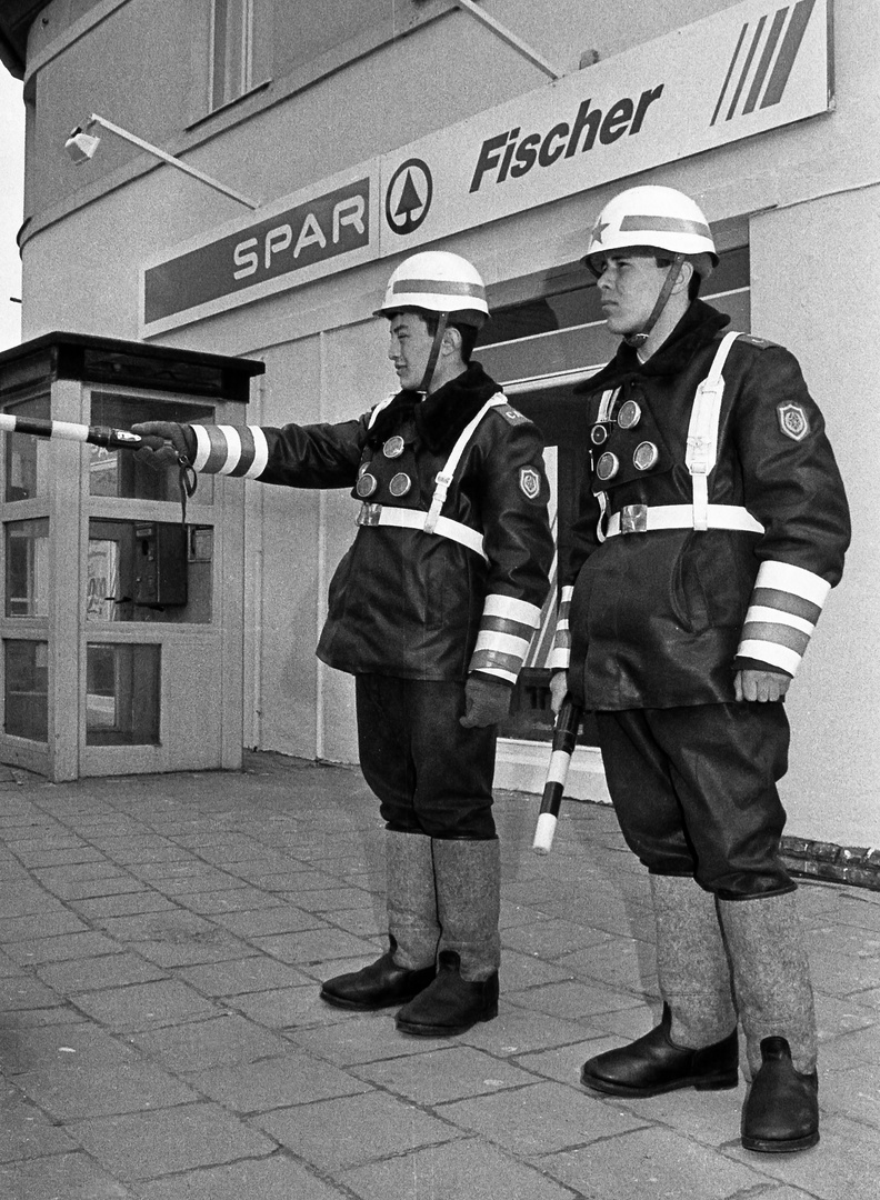 Security? Foto & Bild | menschen, ddr, motive Bilder auf fotocommunity