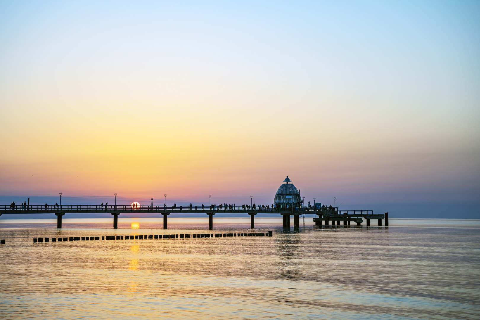Seebrücke von Zingst im Sonnenuntergang... Foto & Bild | urlaub ...