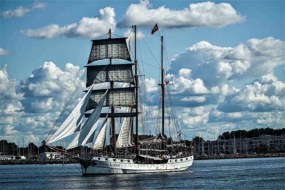 Segler bei der Ausfahrt in Warnemünde Foto & Bild | schiffe und seewege ...