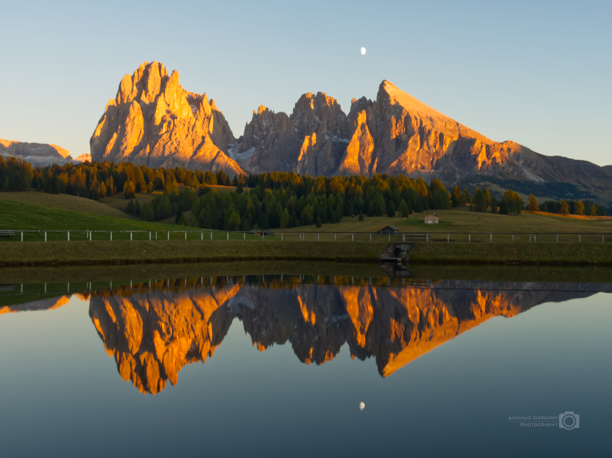 Seiser Alm mit Blick auf den Lang- und Plattkofel in Abendstimmung ...