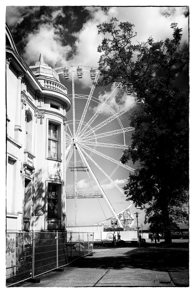 Seitenansicht Villa Baltic Foto & Bild | world, spezial, lost places ...