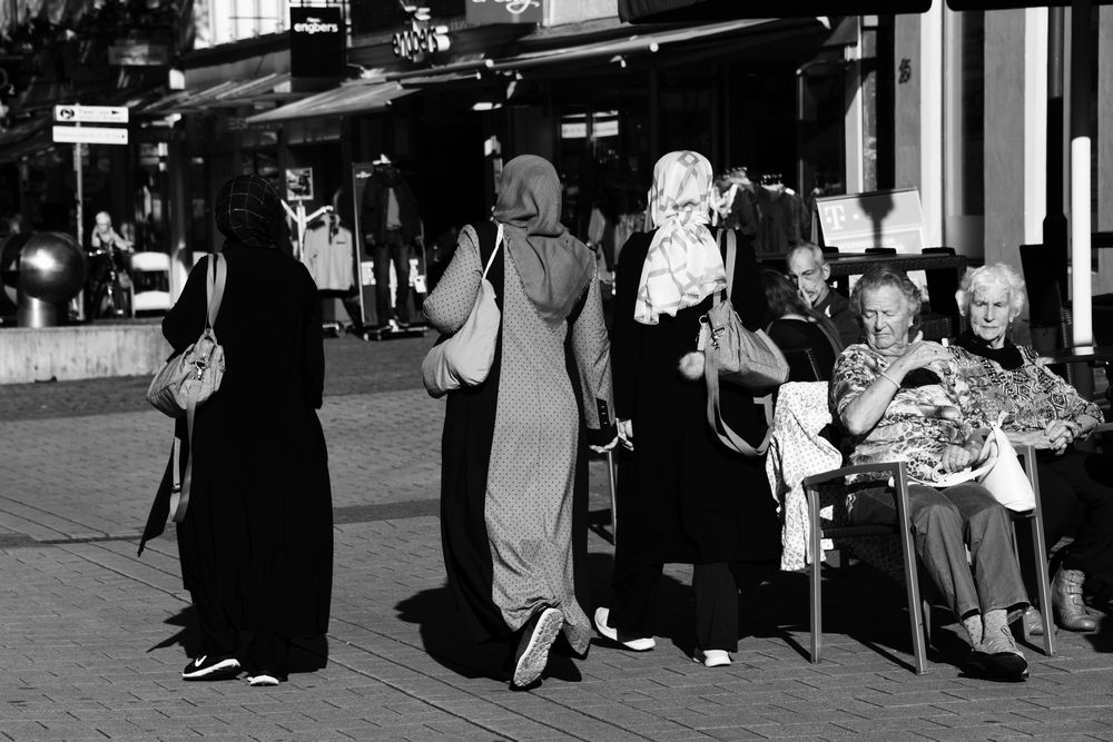 Seitenblick Foto & Bild | streetfotografie mit menschen, kommunikation; grafik; szenen;, street ...