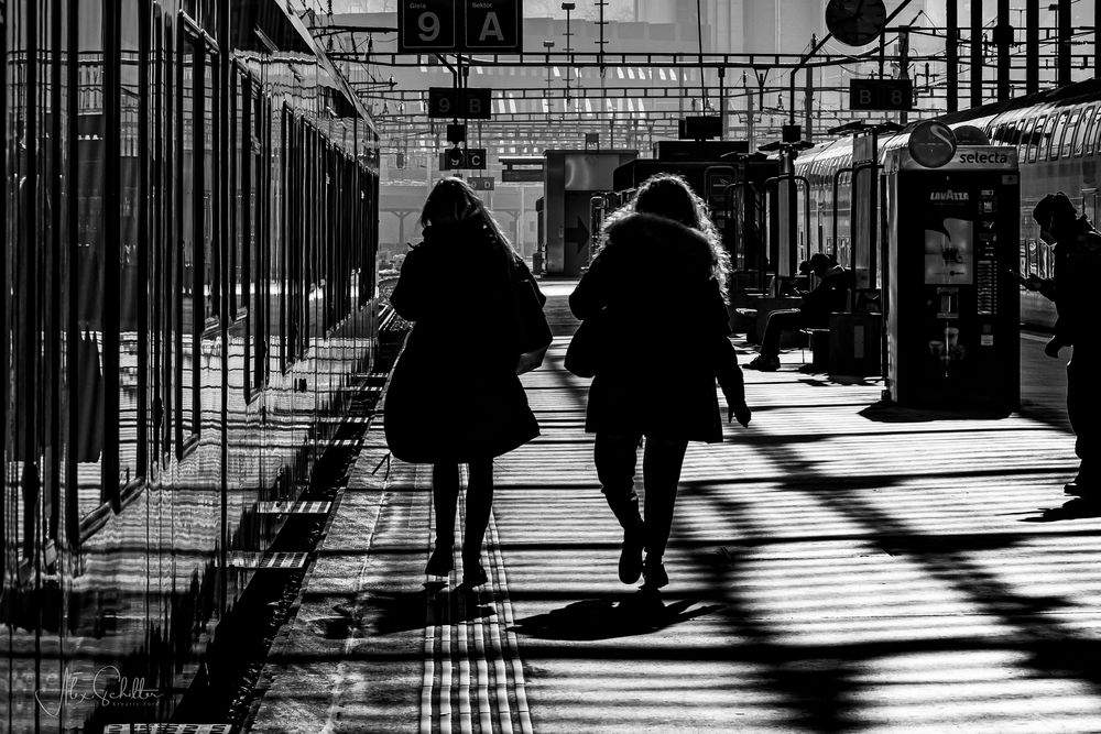 Seitensprünge "... Bähnler ...". Foto & Bild | erwachsene menschen, streetfotografie mit ...