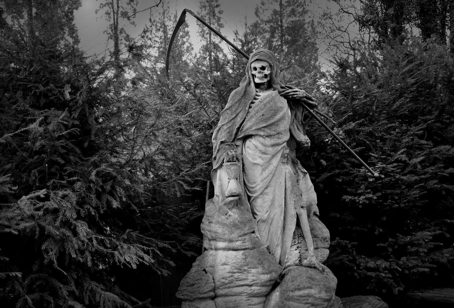 Sensenmann Foto & Bild | architektur, friedhöfe, kunstfotografie ...