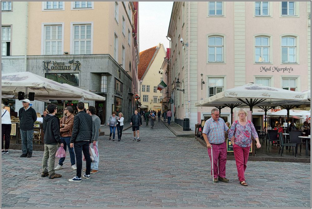 Septemberabend in Tallinn... Foto & Bild | architektur, erwachsene menschen, europe Bilder auf ...