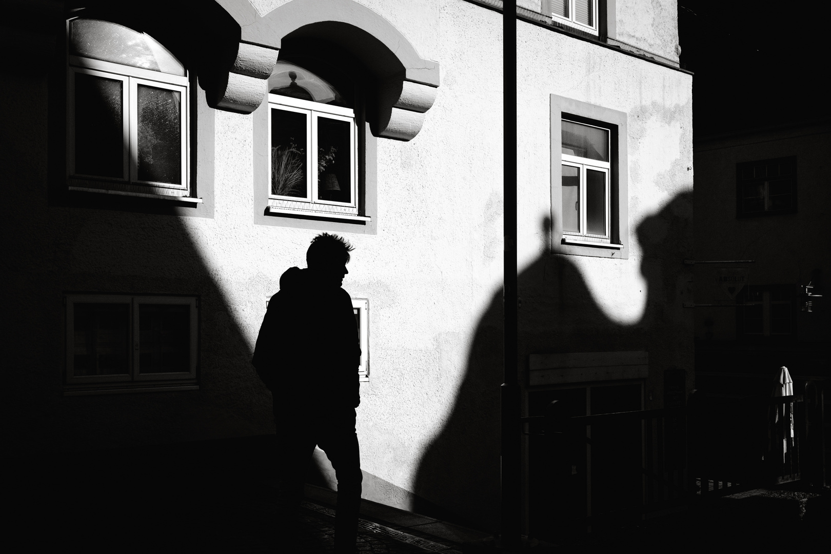 Shaddow on the wall Foto & Bild | fotos, art, people Bilder auf ...