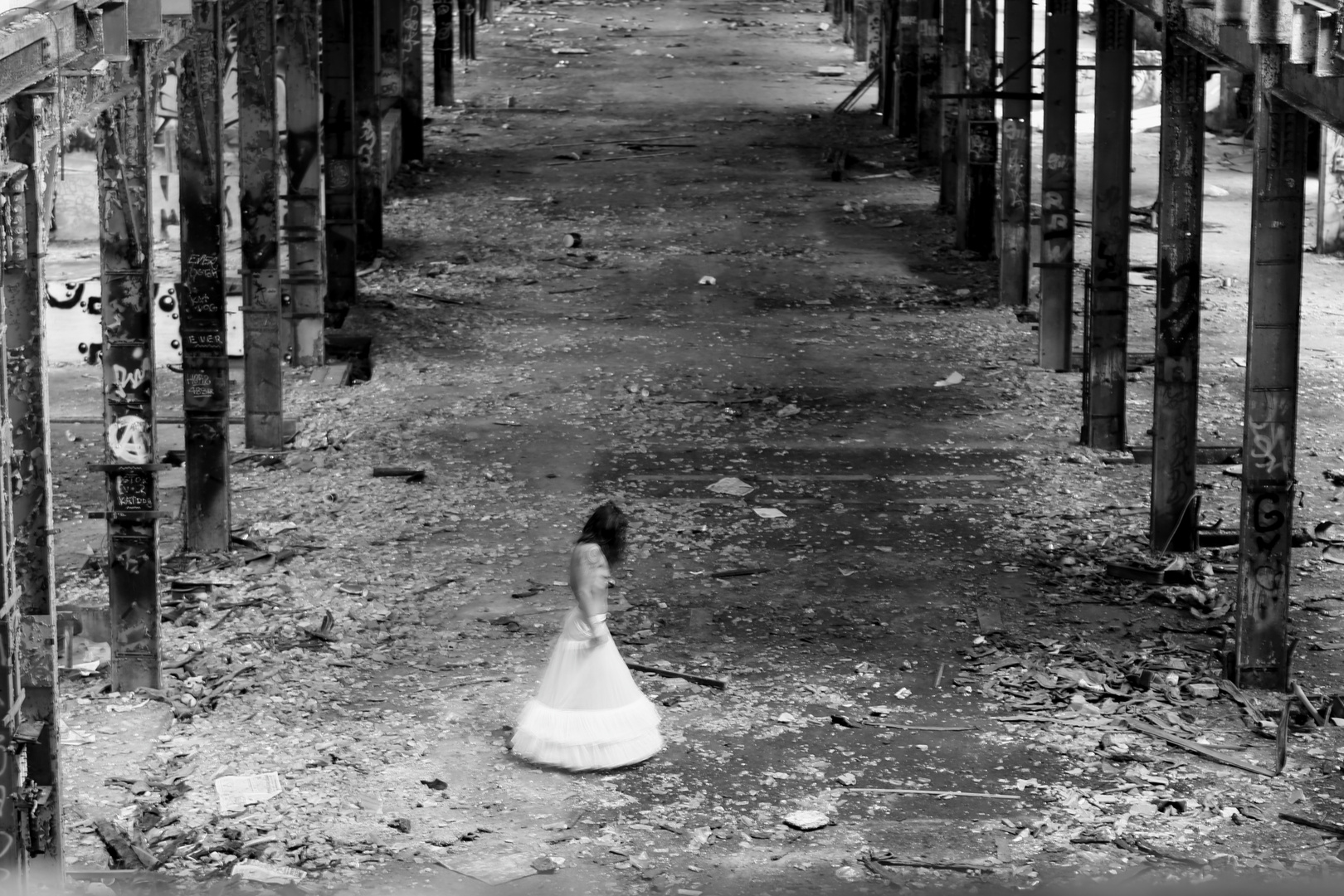 She Was Still There Everyone Else Was Leaving Foto Bild she-was-still-there-everyone-else-was-leaving-foto-bild