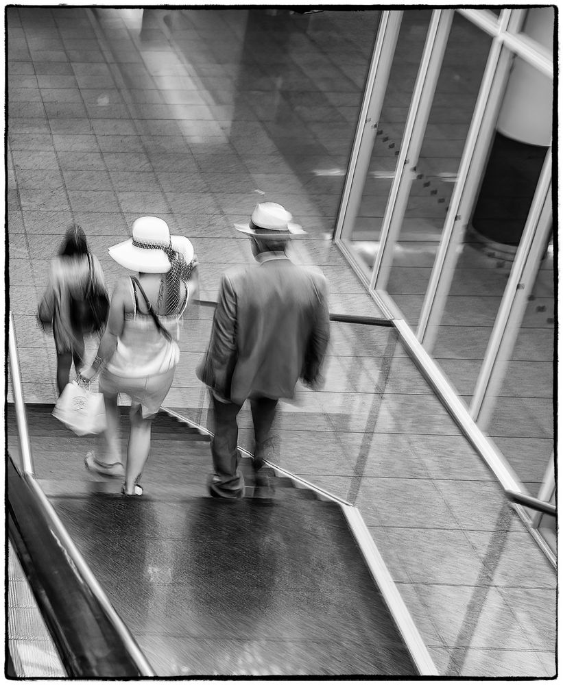 shoppingtour Foto & Bild | erwachsene menschen, streetfotografie mit menschen, monochrom Bilder ...