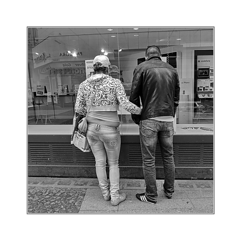 sich beschäftigen mit window shopping Foto & Bild | erwachsene menschen, alltagsereignisse ...