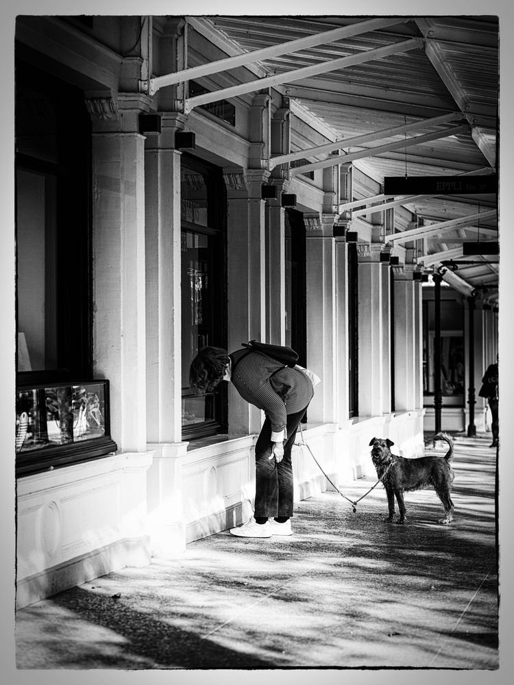 Sie blickt durch und er sichert... :-) Foto & Bild | streetfotografie mit menschen, projekte ...