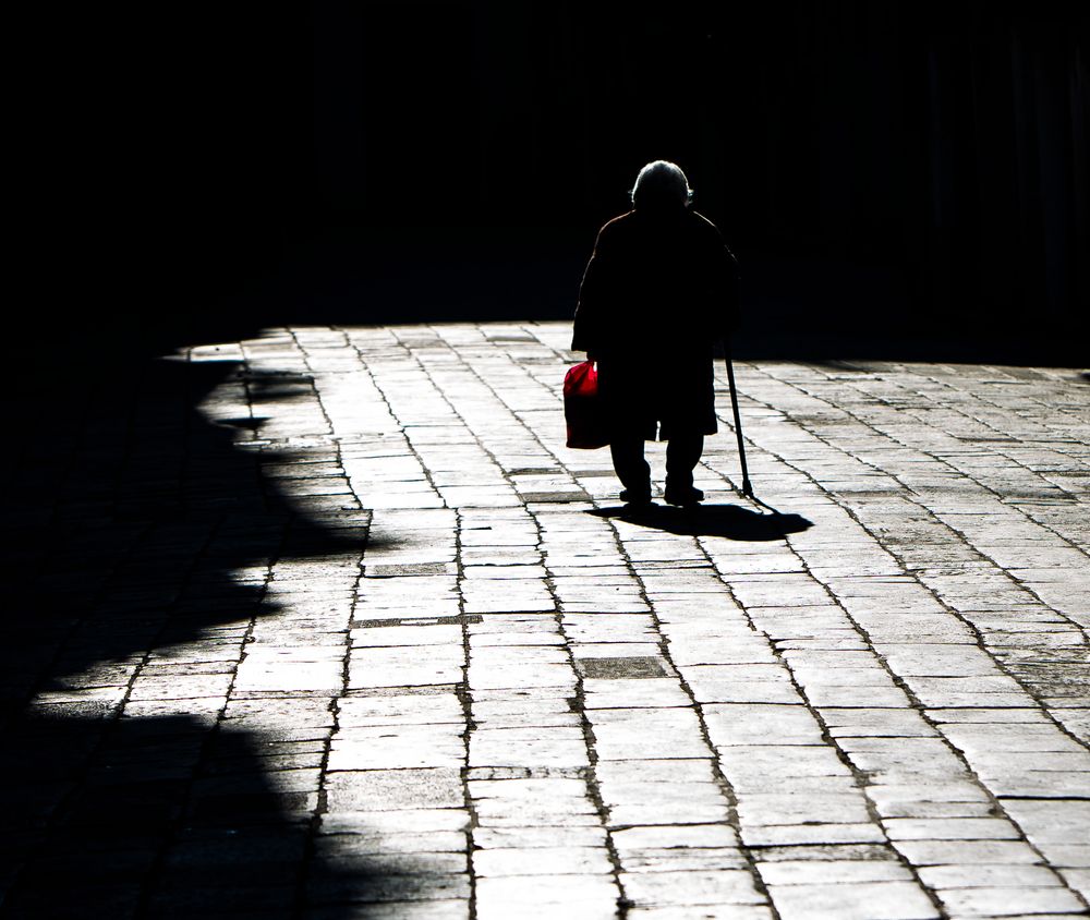 Sie geht Ihren Weg Foto & Bild | street, menschen, erwachsene Bilder ...