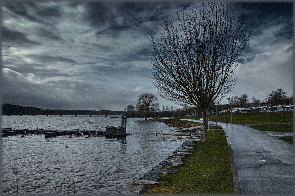 Sie ist wieder voll und es regnet weiter Foto & Bild | landschaft ...