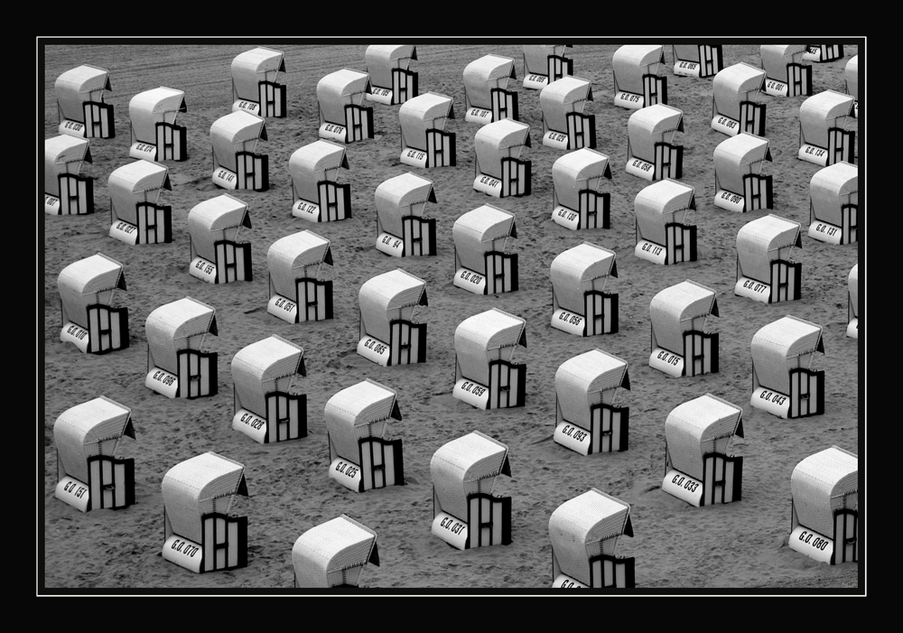 Sie stehen in Reih und Glied.... Foto & Bild | fotokunst, monochrome ...