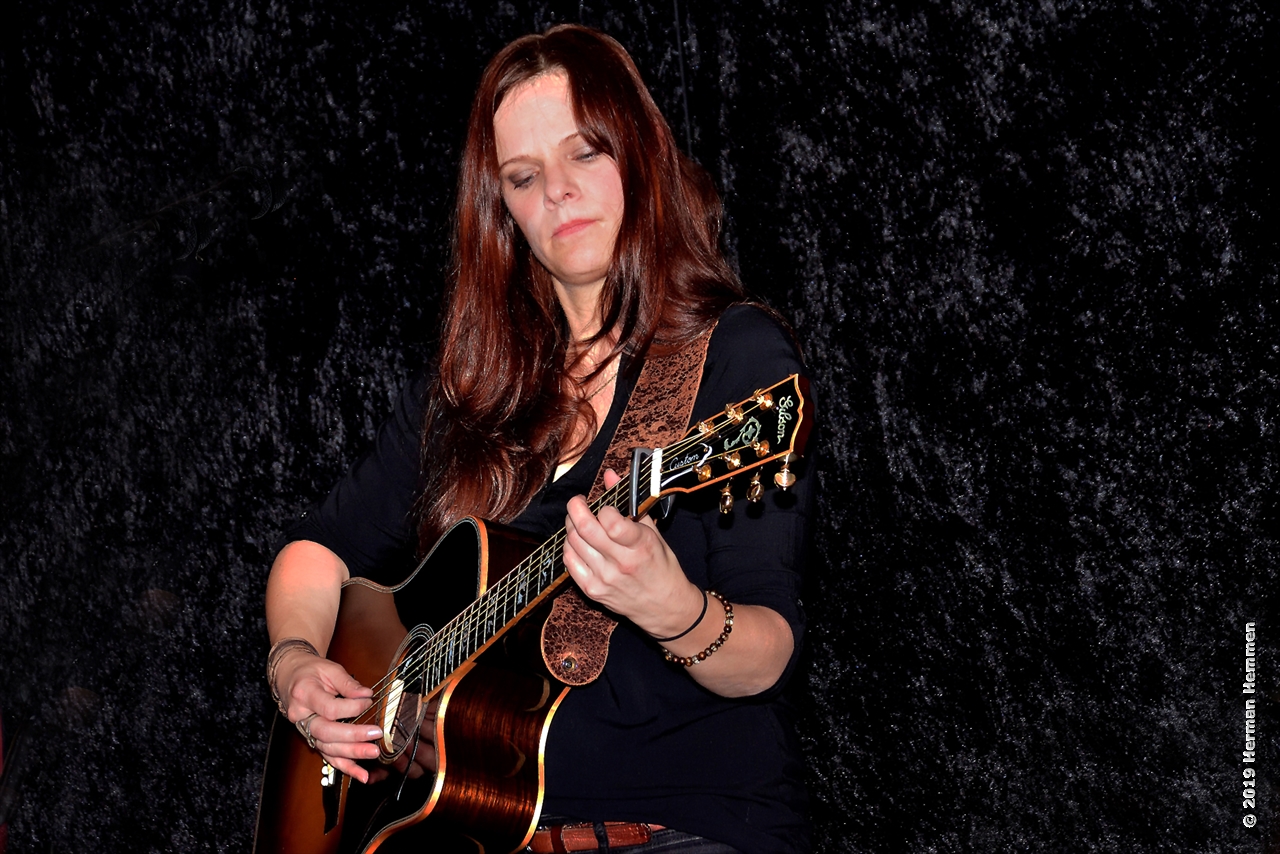 Singer/Songwriter Ann-Doka-retuschiert Foto & Bild | konzert, concert ...