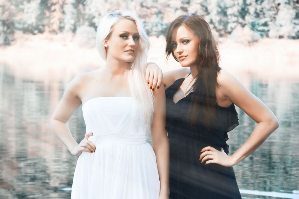 sisters Foto & Bild | erwachsene, zwillinge & co, mehrere menschen Bilder auf fotocommunity