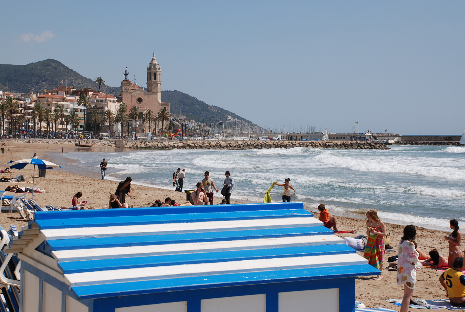 Sitges, iglesia y playa Imagen & Foto | europe, spain, aragon ...