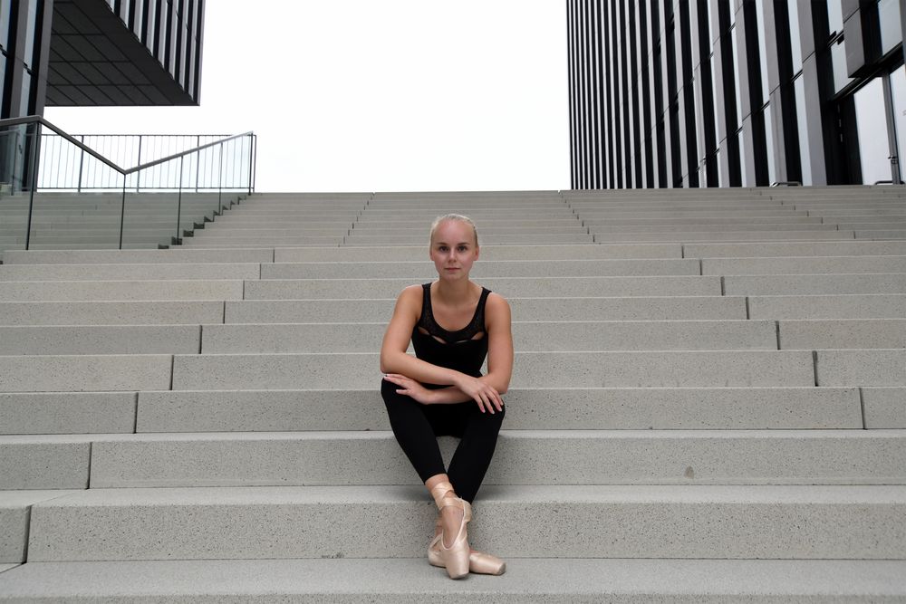 sitting on a step Foto & Bild | portrait, kunstfotografie & kultur ...