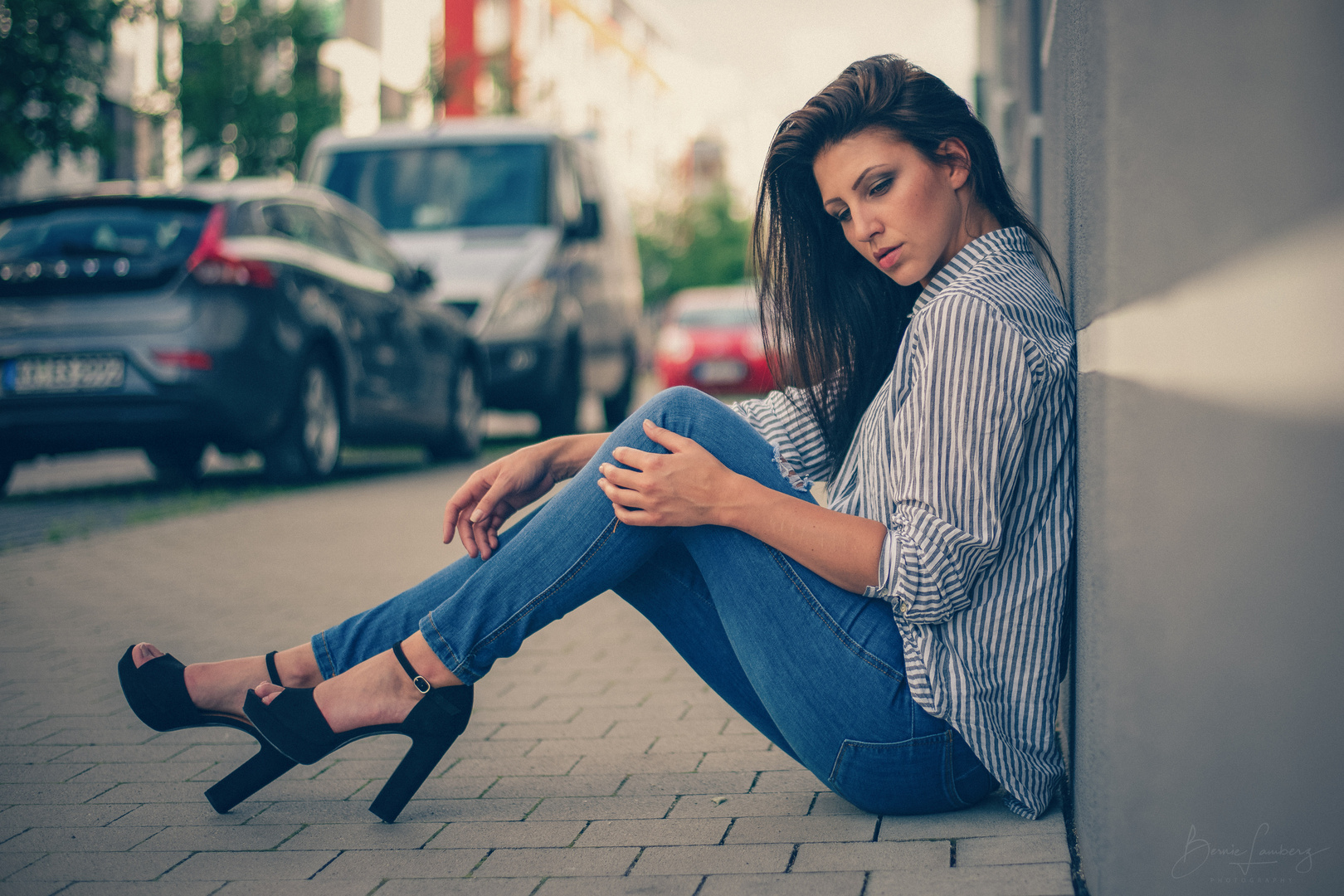 Sitting on the Street Foto & Bild | portrait, streetfotografie mit menschen, jasmin Bilder auf ...