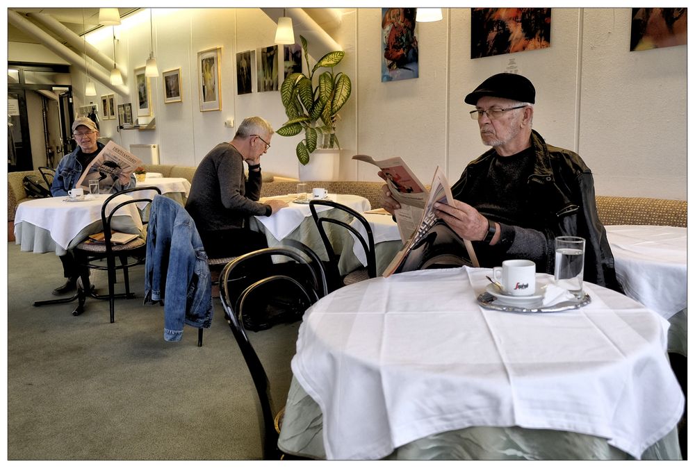 Sitz nicht gern allein im Cafe ! Foto & Bild | erwachsene menschen, mehrere menschen, cafe ...