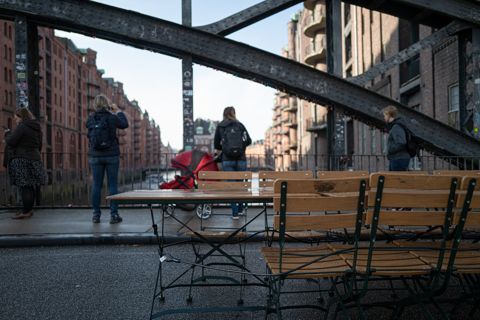 Sitzplatz mit Aussicht Foto & Bild | streetfotografie mit menschen ...