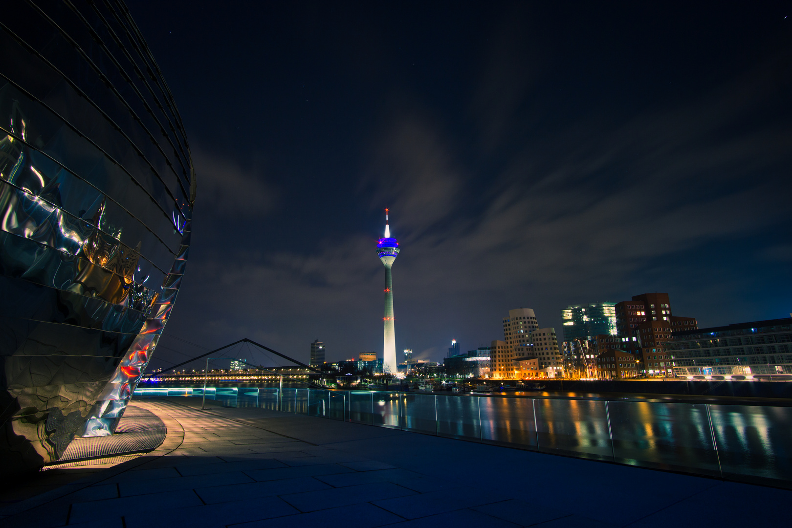 Skyline Düsseldorf mit Blick auf Medienhafen, Landtag, Altstadt und Rhein Foto & Bild ...