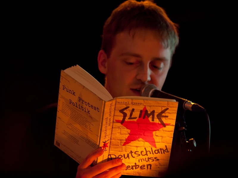 SLIME Lesung mit Daniel Ryser zum Buch " Deutschland muss sterben" Foto ...