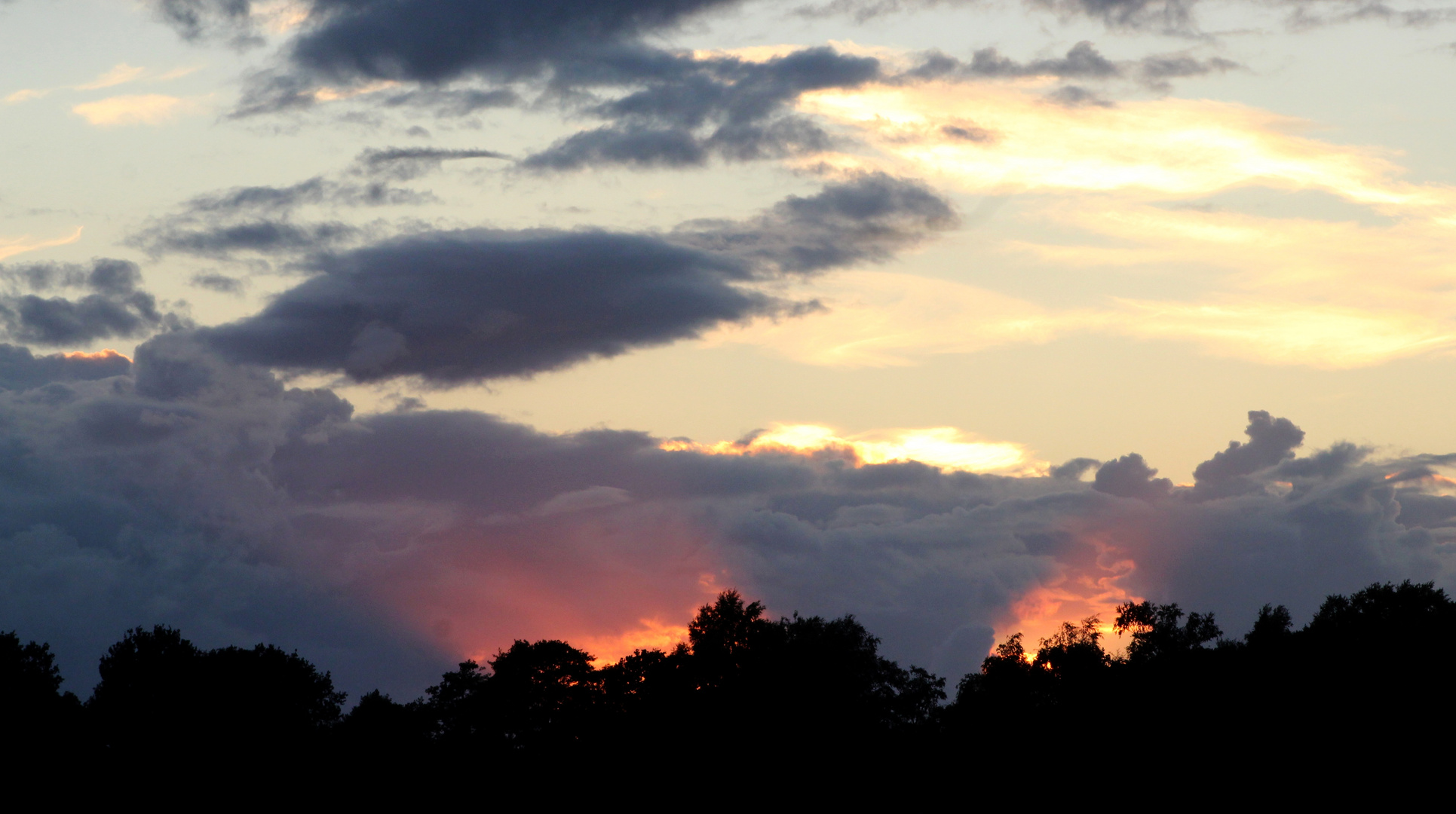 Slowly The Sun Disappears Foto And Bild Sunset Sonnenuntergang