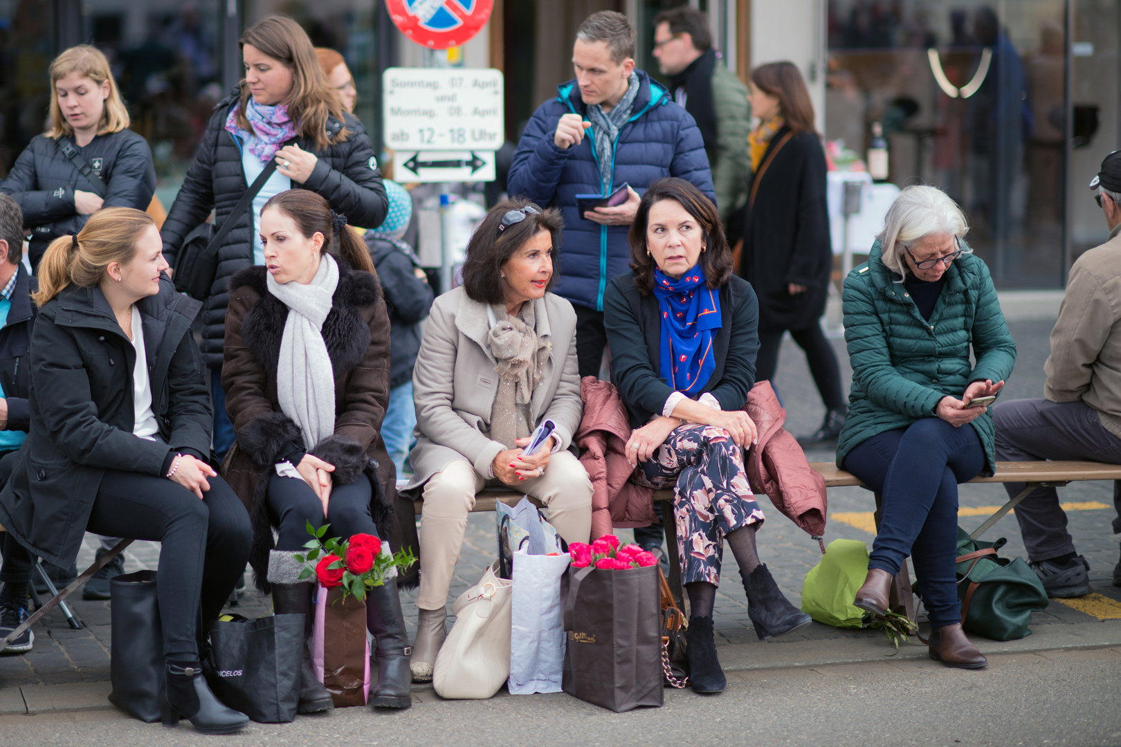 Smalltalk Foto & Bild | erwachsene menschen, streetfotografie mit menschen, alltagsereignisse ...